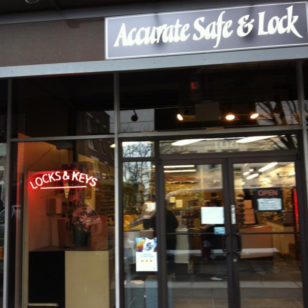 Accurate_Safe_Lock_Storefront